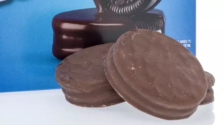 Fudge täckt Oreos på vit bakgrund