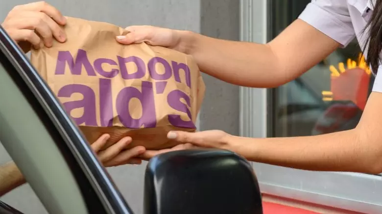 Запослени у МцДоналд'су даје торбу кроз прозор