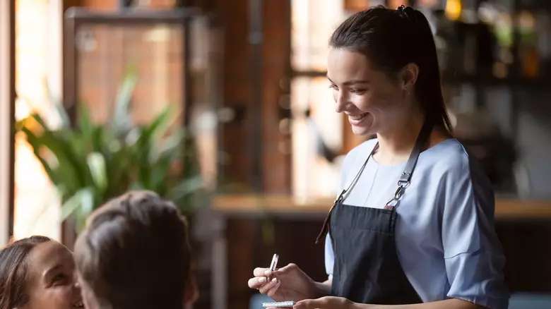 Waitress na kumukuha ng steak order