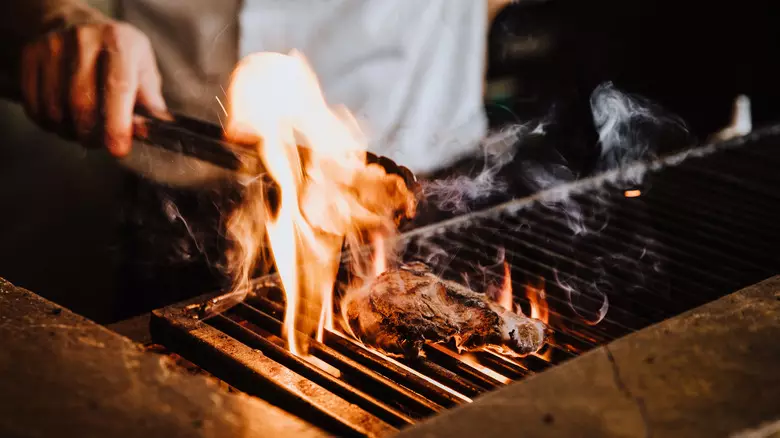 Steak di atas panggangan