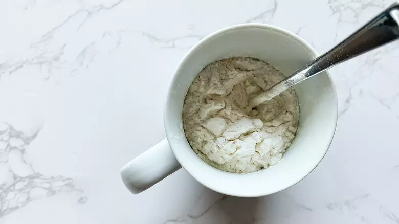 tepung dan koko dalam mug