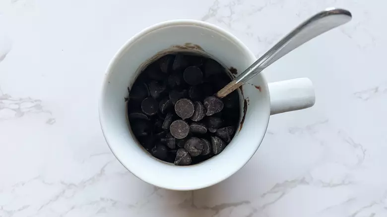 pépites de chocolat dans une tasse