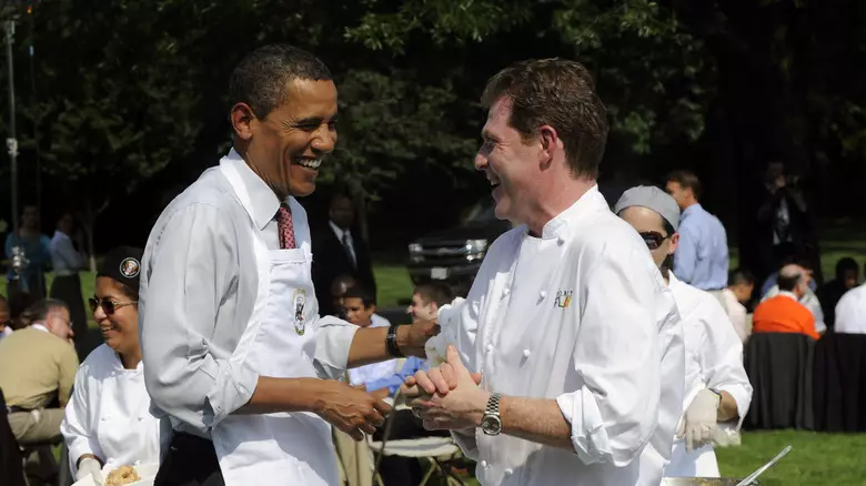 Barack Obama និង Bobby Flay នៅឯកន្លែងធ្វើម្ហូប