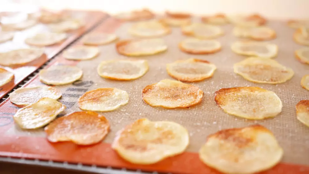 frissen sült burgonya chips