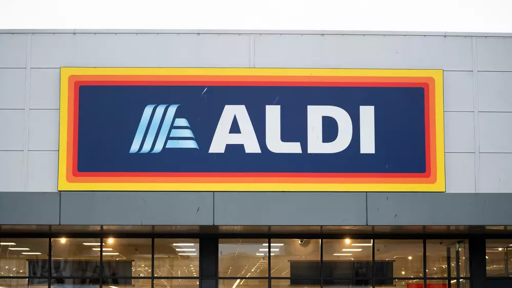 Arwydd siop Aldi lliwgar