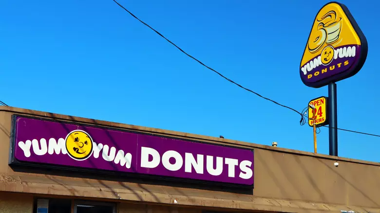 Eksteryè yon kote Yum Yum Donuts