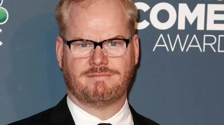 Jim Gaffigan katika suti na tai