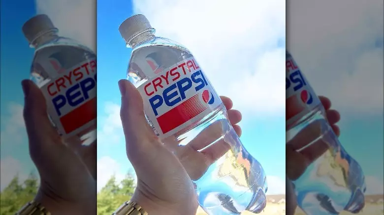 kamay na may hawak na bote ng crystal pepsi