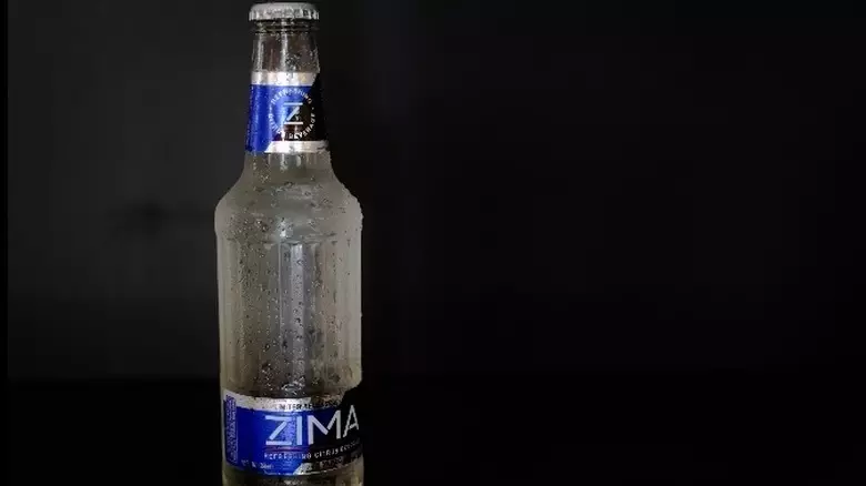 zima bottel op swart agtergrond