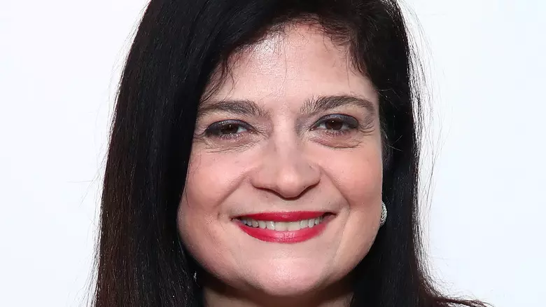 Alex Guarnaschelli sorrindo em evento