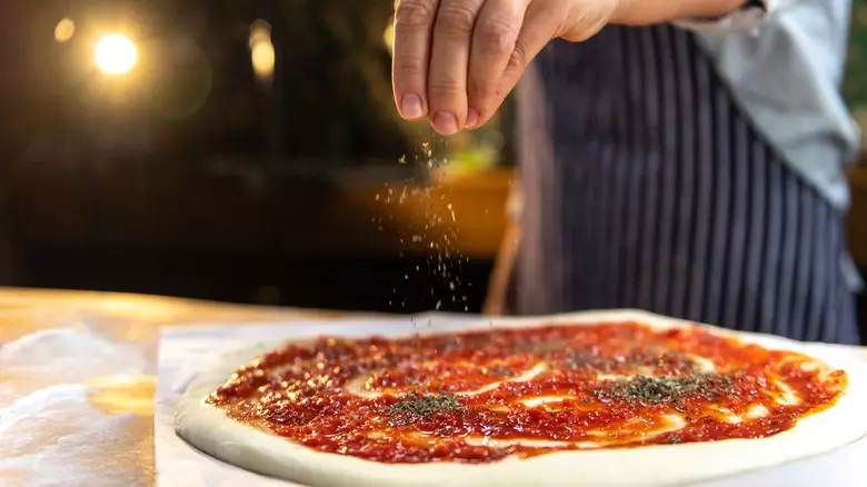 kupanga pizza tomato msuzi