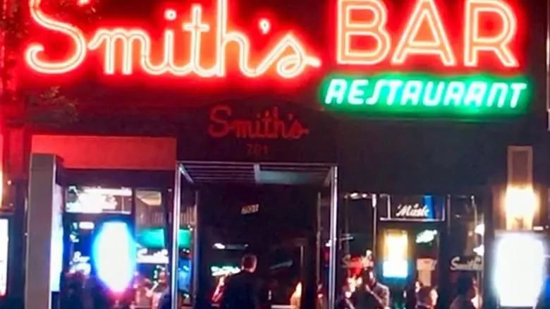 Comhartha neon Smith's Bar & Bialann