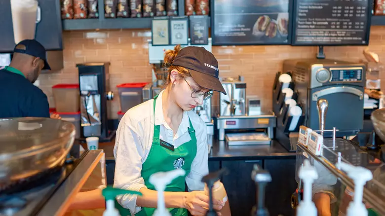 Starbucks baristas ag obair