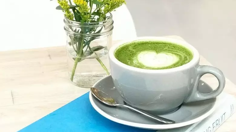 Matcha tae le ealaín latte