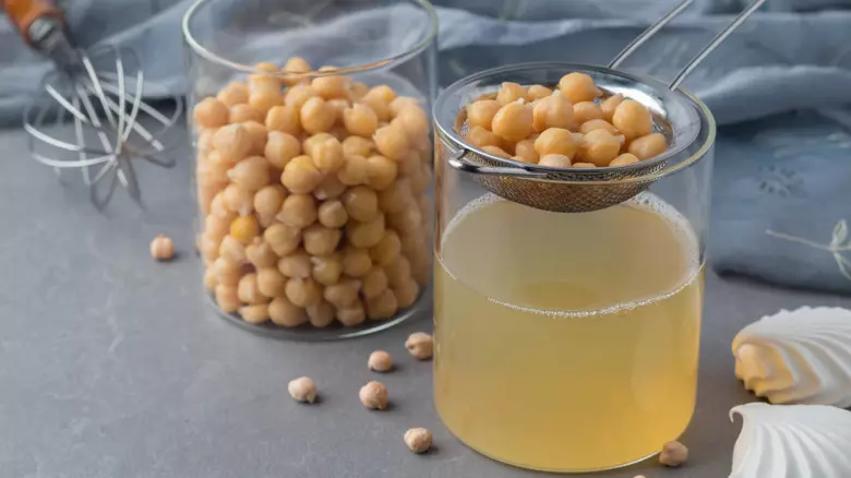 Aquafaba thiab boiled chickpeas nyob rau hauv ob khob