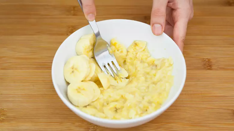 Muller machacando plátanos