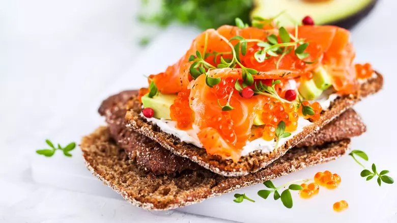 Rye bread sandwich na may cured salmon