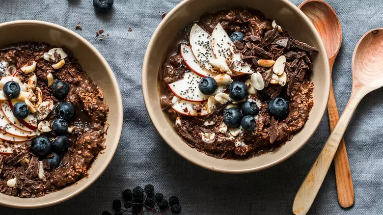 To skåle chokolade havregryn toppet med frugt