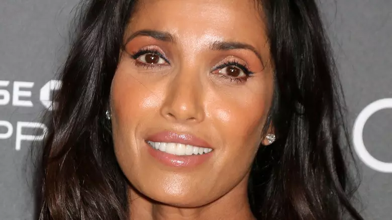 Padma Lakshmi tersenyum dari dekat