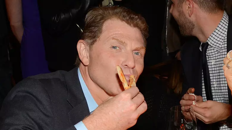 Bobby Flay jí kousek pizzy