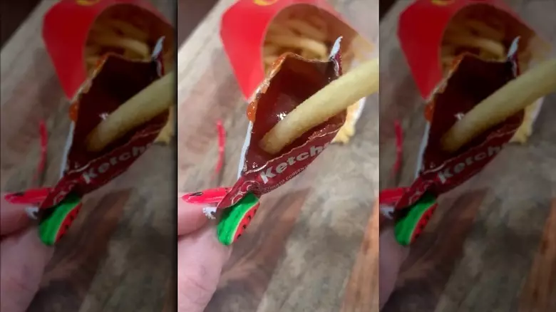 McDonald's hack med pommes frites og ketchup