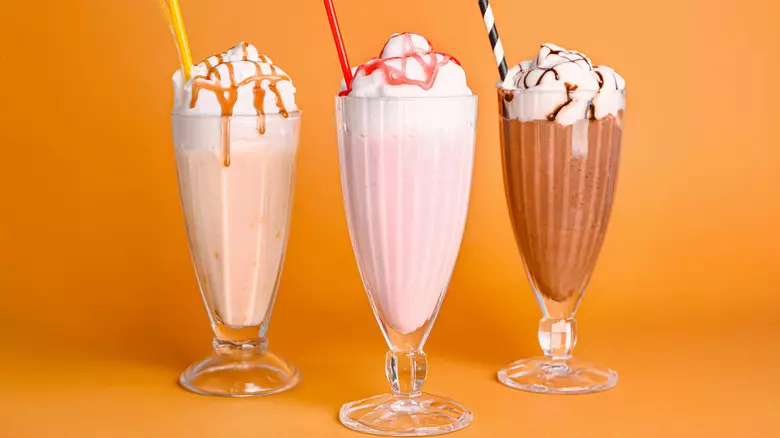 ສາມ milkshakes ກັບເຟືອງ