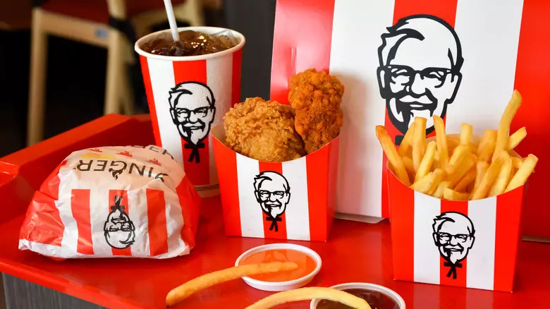 Produtos KFC, incluindo frango frito, refrigerante e batatas fritas