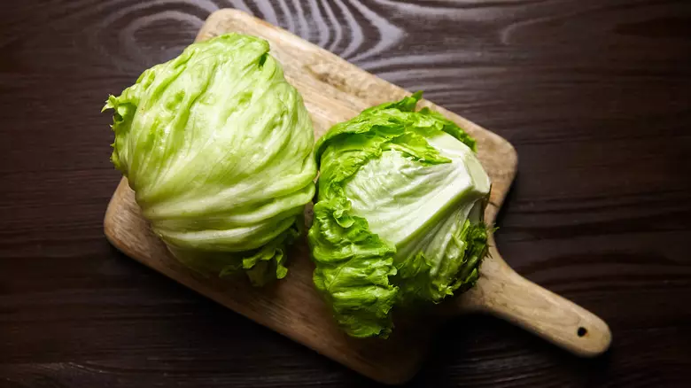 Iceberg lettuce rau ntawm lub rooj txiav