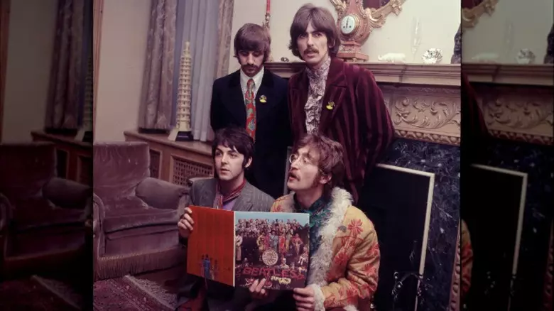 The Beatles Sgt üçün albomun üz qabığını tutur. Pepper's Lonely Hearts Club Band