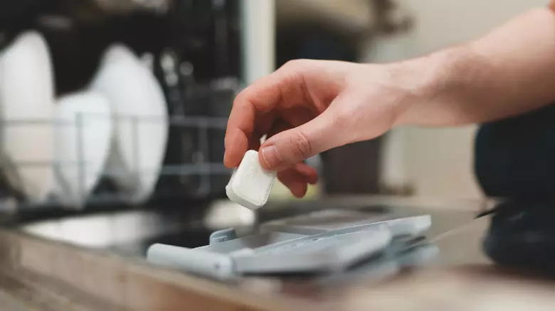 Ταμπλέτα για το πλυντήριο πιάτων που βάζει το χέρι στο πλυντήριο πιάτων