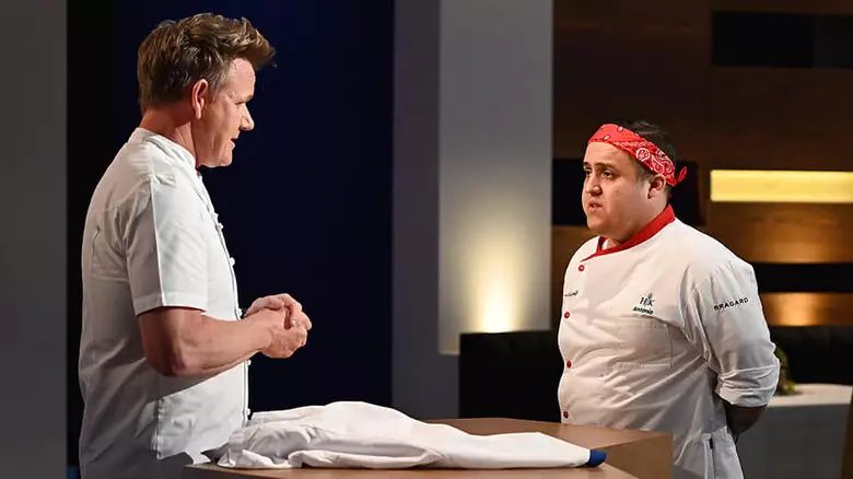 Ruiz a Ramsay yn siarad yn Hell's Kitchen