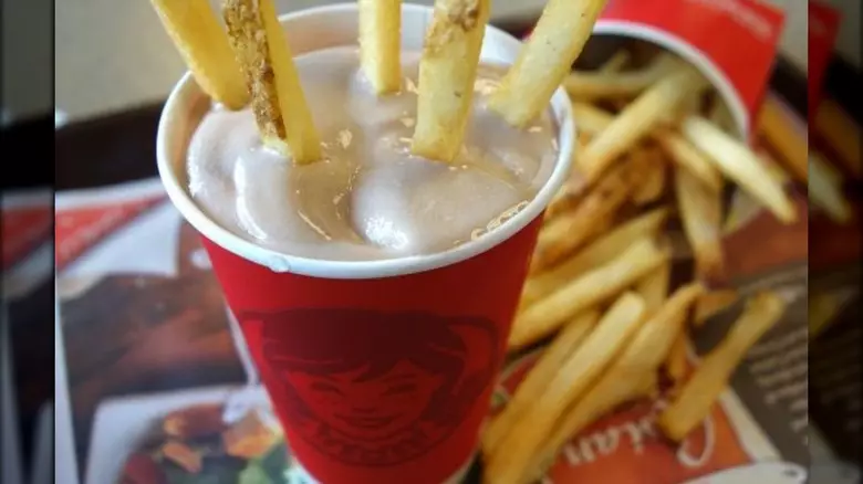 Batatas fritas alojadas em Frosty