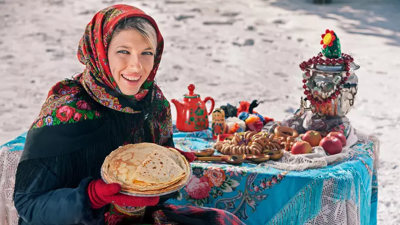 パンケーキでマースレニツァフェスティバルを祝う女性