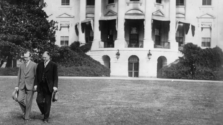 Coolidge és Hoover elnökök sétálnak a Fehér Házban