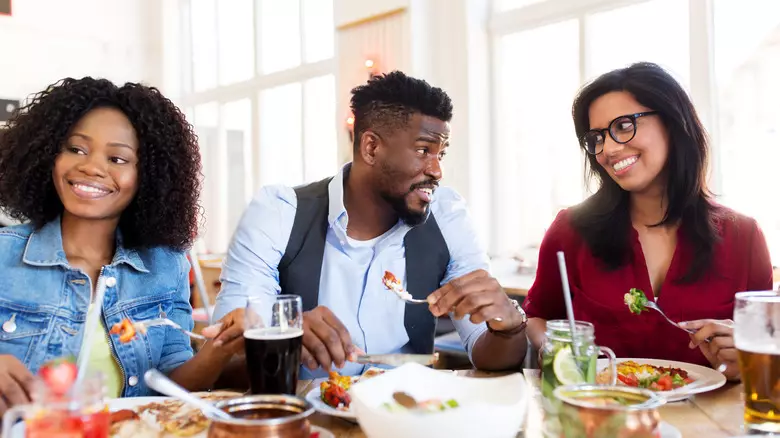 persone che mangiano cibi sfiziosi