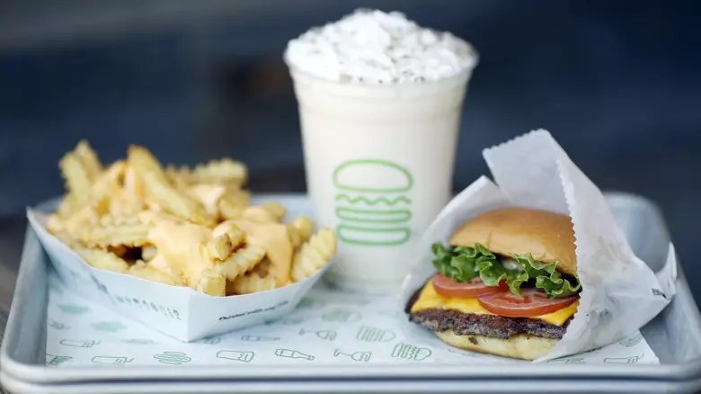 Shake Shack cheeseburger, pommes frites og milkshake