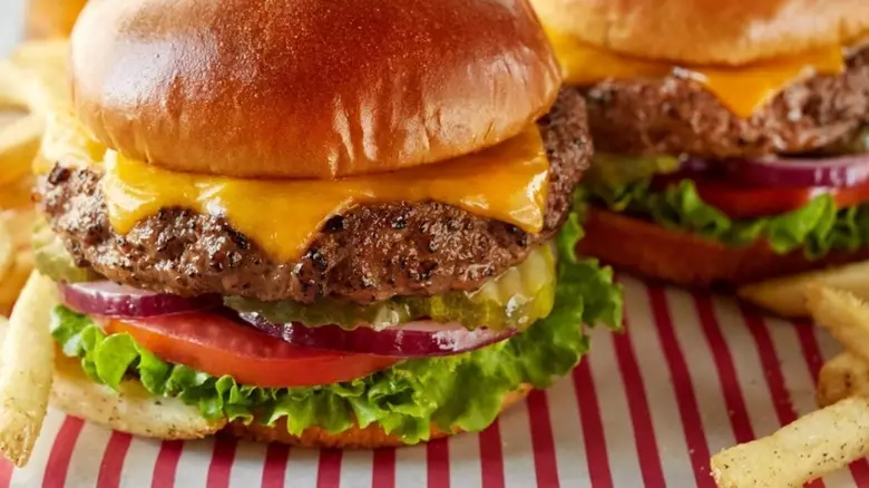 TGI शुक्रवार पासून Cheeseburger