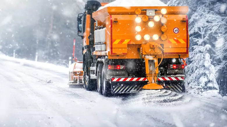 Soutvragmotor op 'n pad in die winter