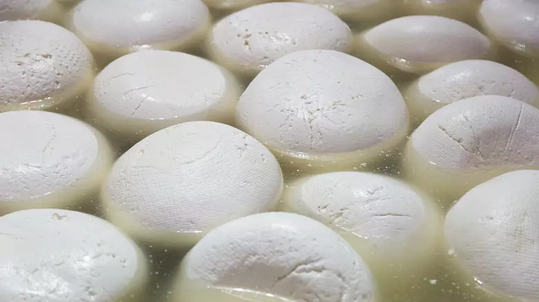 ເນີຍແຂງ Mozzarella ໃນ brine