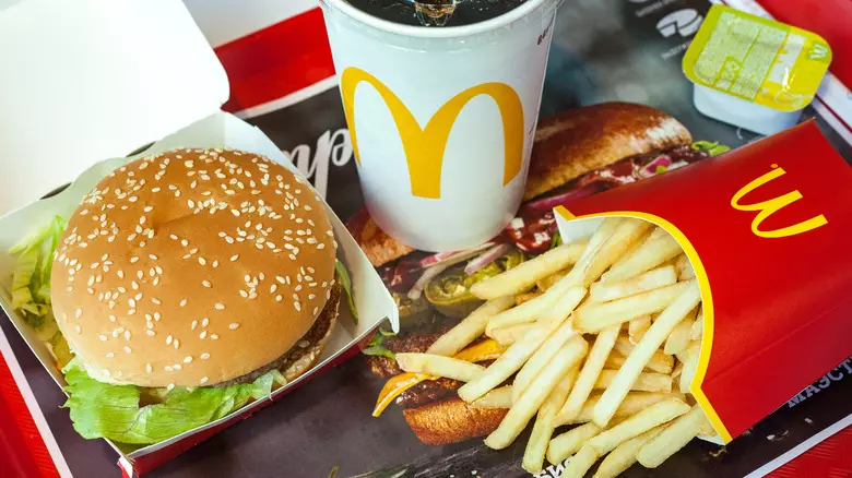 Big Mac, Pommes und Getränke auf einem Tablett