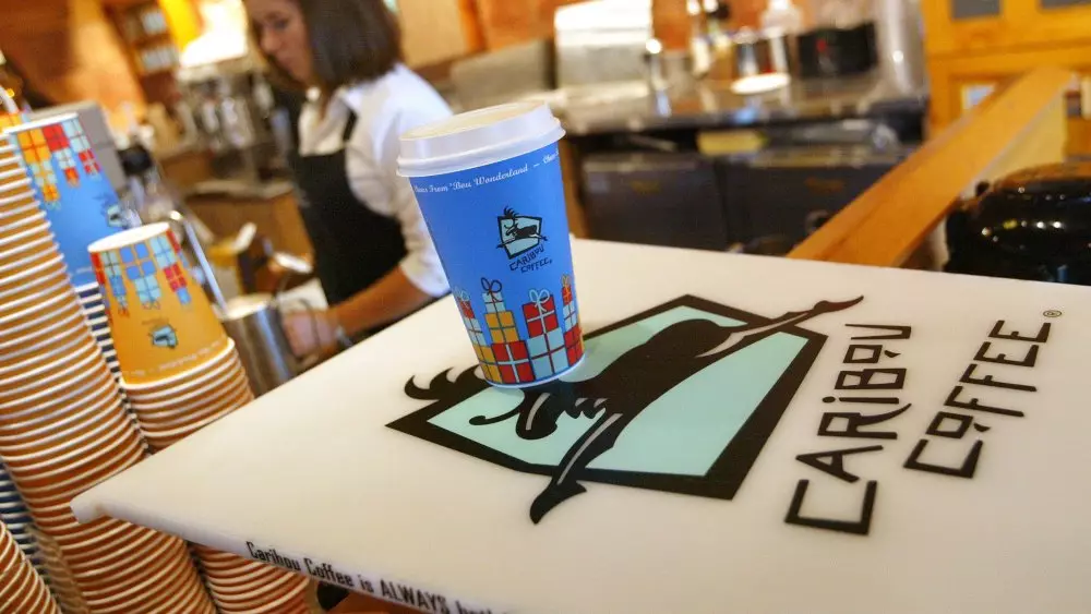 Υπάλληλος Caribou Coffee εργάζεται