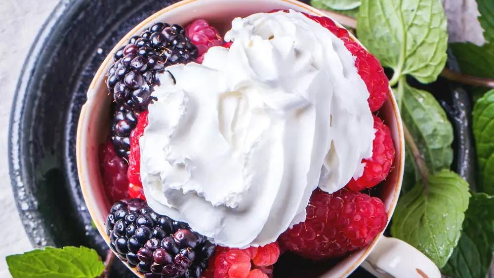 ក្រែម whipped លើ raspberries និង blackberries