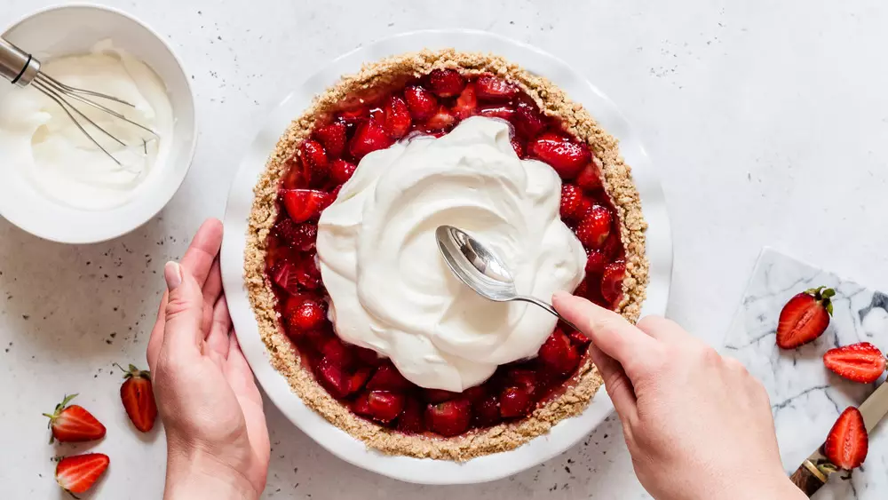 Amaboko abiri arambura amavuta hejuru ya strawberry pie