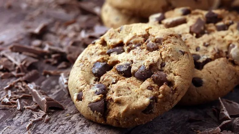 Dúas galletas de chocolate