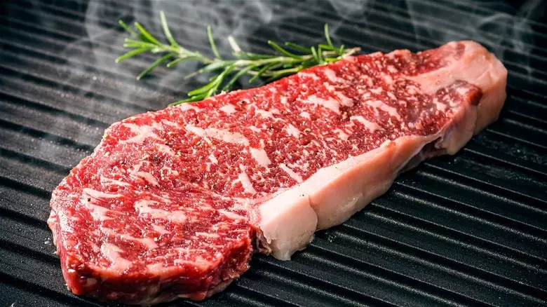 steak Raw li ser grill