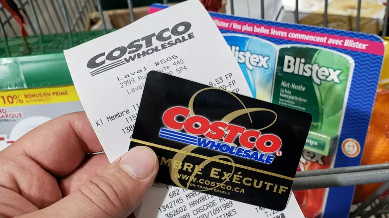 Квитансияи Costco дар даст