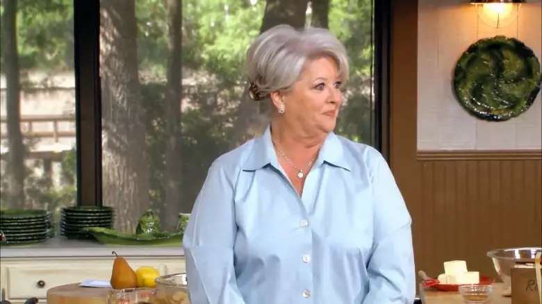 Paula Deen mira á dereita