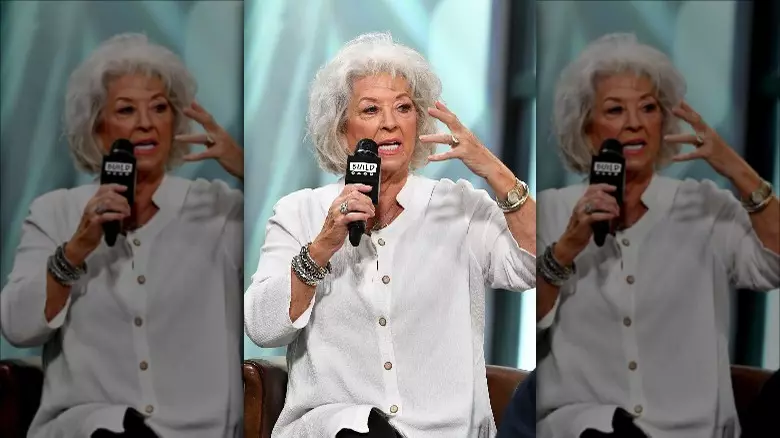 Paula Deen praat yn mikrofoan