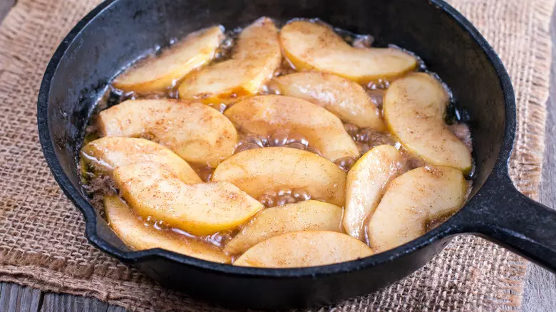 Apples nyob rau hauv ib lub lauj kaub frying