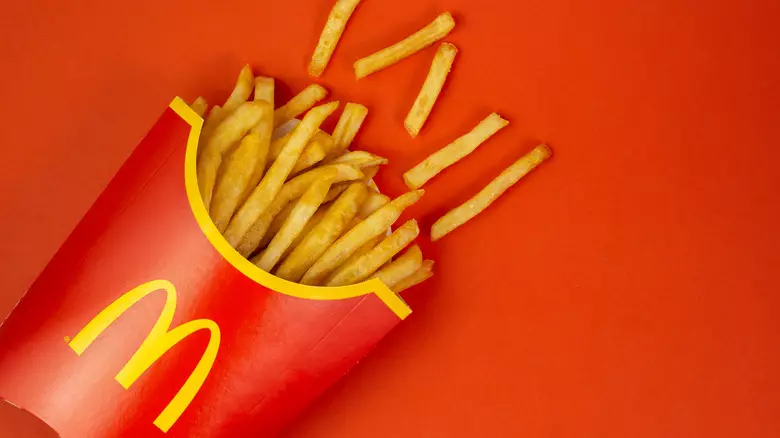 McDonald's pommes frites med rød bakgrunn